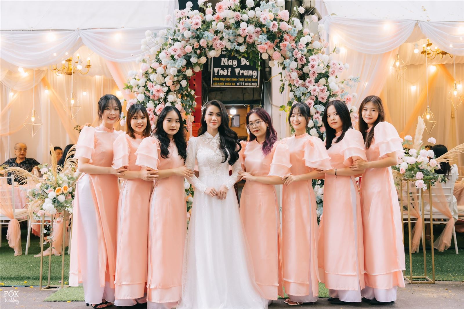 Đội Ngũ Đỡ Tráp Áo Dài Hồng