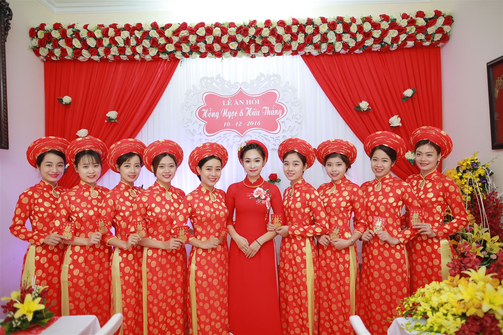 Đội Ngũ Đỡ Tráp Áo Dài Đỏ